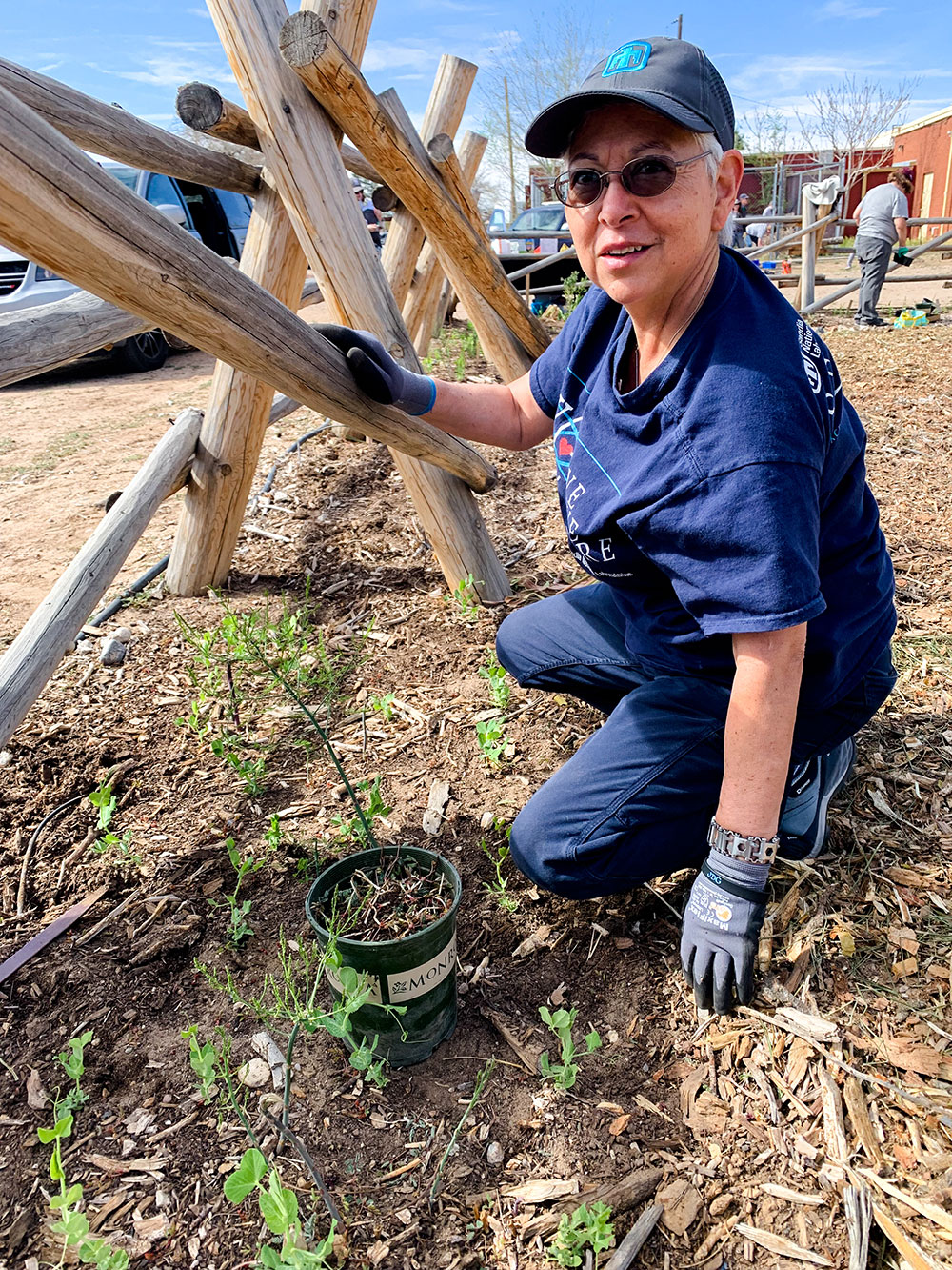 Sandians prepare community garden on Earth Day – LabNews