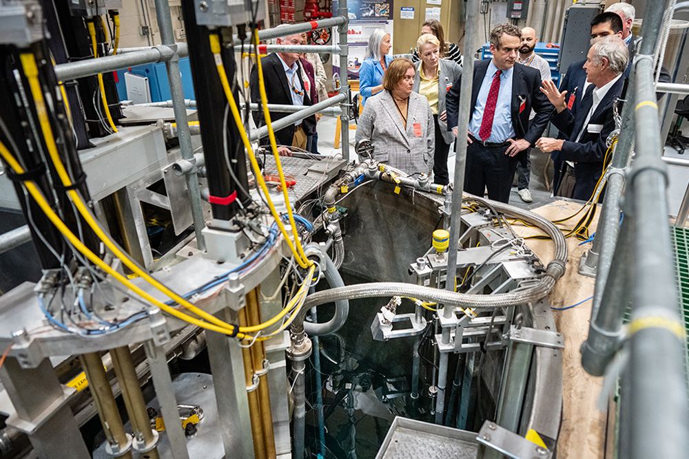 DOE deputy secretary, acting NNSA chief tour ACRR – LabNews